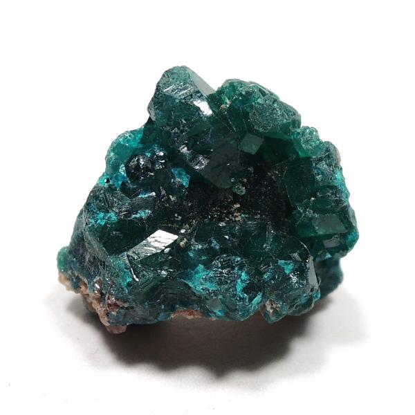 深い緑色の結晶が美しい、ダイオプテーズ(翠銅鉱)の標本。ダイオプテーズは銅を含むケイ酸塩鉱物で、その透明な緑色から、最初に発見された時はエメラルドと間違われたといいます。※メール便でもご送付可能ですが、厚み制限の都合上、梱包は簡易となります...