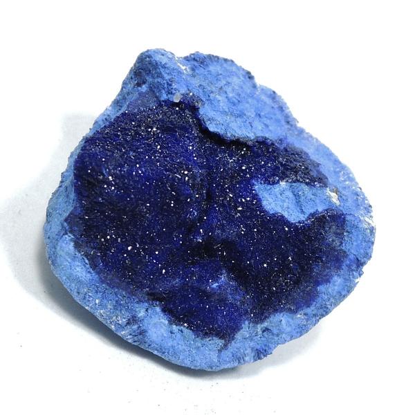 結晶が美しい、アズライト(藍銅鉱)の標本。ロシア産です。「アズライトボール」などと呼ばれる球状のアズライトを割ったものです。形状から、「アズライトジオード」「アズライトクラスター」とも。アズライトは銅の代表的な二次鉱物の1つで、世界各地の銅...