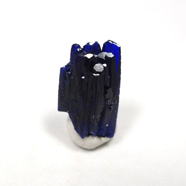 美しい群青色をした、アズライト(藍銅鉱)の結晶標本。塊状のものはよく見かけますが、このような柱状結晶が集まったものは案外見かけません。アズライトは銅の代表的な二次鉱物の1つで、世界各地の銅鉱床の風化帯で産出されます。古くは青色の顔料としても...