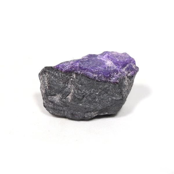 赤味を帯びた紫色の、スギライト(杉石)の標本。珪酸塩鉱物の一種。1942年に愛媛県岩城島で発見され、1974年に新鉱物として認定された、比較的新しい鉱物です。うぐいす色や紫色のものがあり、特に美しい紫色のものは「ローヤルアゼール」と呼ばれ宝...