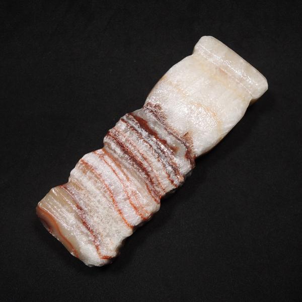「豚肉石」と呼ばれる、豚肉そっくりのカルサイト(方解石)。カルサイトとアラゴナイト(霰石)が混在しています。酸化したヘマタイト(赤鉄鉱)により一部が茶色に色付き、豚肉のように見えます。割れを防ぐために表面を透明な樹脂でコーティングしています...
