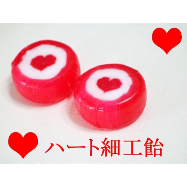ハート細工飴1個（個別包装）1個あたりの飴のサイズ：直径　約2cm、厚さ　約1cm送料無料です。白色の背景に赤色のハートの絵柄ですので、縁起物としてもご利用いただけます。母の日やバレンタインだけでなく、結婚式のプチギフトや引き出物、記念パー...