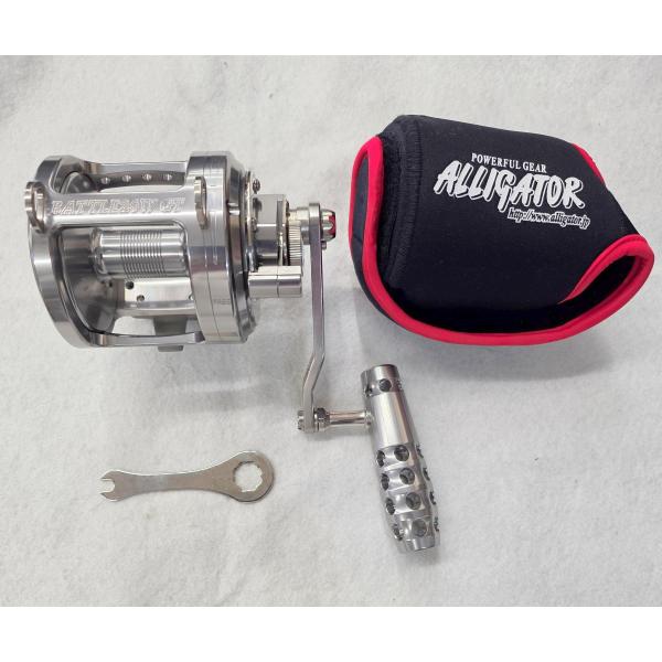 アリゲーター技研泳がせ用リールバトル20ＷＧＴ　シルバー　未使用品です。状態：ネオプレーンケースに入れ保管キズらしいキズは見当たりません。付属品：専用ネオプレーンケース　工具　クランプ一式（装着済）※化粧箱、保証書はありません。泳がせ釣り全...