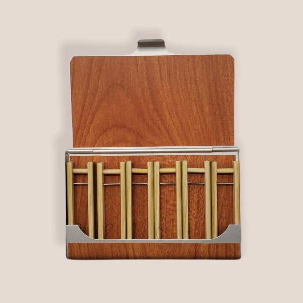 野尻工房タナゴ・小鮒用仕掛け巻き、ケースセット品です。ハードケースタイプになっています。仕掛け巻きが5個入っています。木目調カーボン柄調