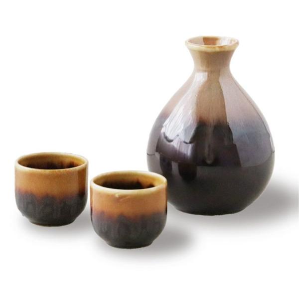 【黄彩釉 酒器揃】(徳利1点、盃2点のセットです。)和にも洋にも使えるナチュラルカラーな酒器は、どの食卓にも馴染みやすく使いやすい。釉薬の流れ方がそれぞれ違い、個性を表します。電子レンジや食洗機が使える扱いやすさが便利です。《商品詳細》徳利...