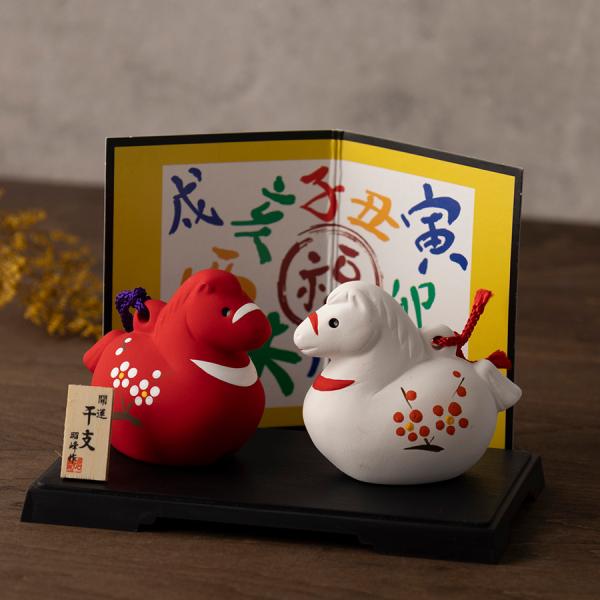 2026年の干支 午 の縁起置物になります。幸せの年になりますように。【開運 紅白午福鈴】商品サイズ：紅白各/6.5×4×H5.8cm素材：本体/陶器生産国：中国箱サイズ：83×130×95mm［ えと 午 うま 馬 十二支 飾り 縁起物 ...