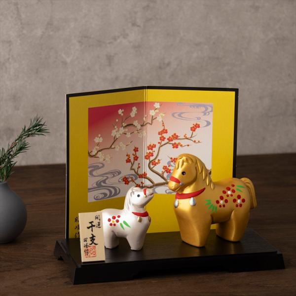 2026年の干支 午 の縁起置物になります。幸せの年になりますように。【開運 金銀親子午】商品サイズ：親/9×3.8×H8.7cm子/6.8×2.6×H5.7cm素材：本体/陶器生産国：中国箱サイズ：75×200×100mm［ えと 午 う...