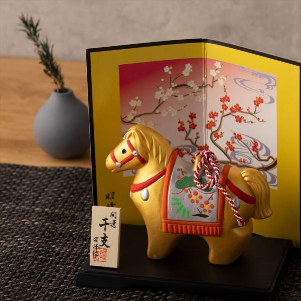 2026年の干支 午 の縁起置物になります。幸せの年になりますように。【開運 金燿彩福午】商品サイズ：12.3×5×H9.7cm素材：本体/陶器生産国：中国箱サイズ：85×160×117mm［ えと 午 うま 馬 十二支 飾り 縁起物 焼き...