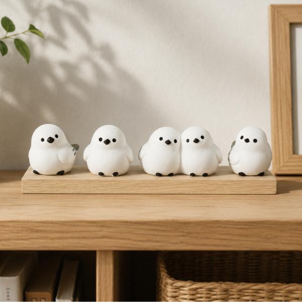 【シマエナガハーモニー】(置物4点、板1点です)まるで雪の妖精のような「シマエナガ」をモチーフにした、ころんと可愛いミニ置物です。丸みのあるやさしいデザインで、見る人の心を和ませる癒し系オブジェとして仕上げています。シンプルながら存在感があ...