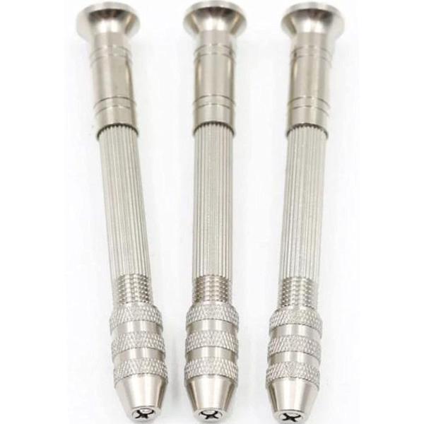 セット内容：収納式ピンバイス×3本セット。　※ピンバイス3本付きなので、ドリルを3サイズで同時に使うなどの際、頻繋にドリルの交換は要らず、便利です。使い方： 頭部を手の平に当てるようにし垂直に力を入れて回します。 頭部が回転することで、安定...