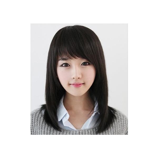 【セット内容】 ウィッグ、ヘアネット1枚付き。【カラー】ブラック。清楚なイメージの黒髪ストレート、セミロングのウィッグです。人工頭皮を使用しているのでつむじが自然です。耐熱ファイバーを使用しているのでドライヤーやアイロンの使用も安心。