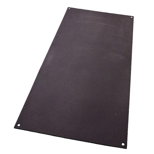 とても丈夫で軽量の樹脂製敷板！商品特徴●滑りにくく水濡れにも強く、錆びの心配がない●重機や特殊工が不要●柔軟性があり、養生面の起伏にも追従●環境に配慮し、リサイクル材を使用