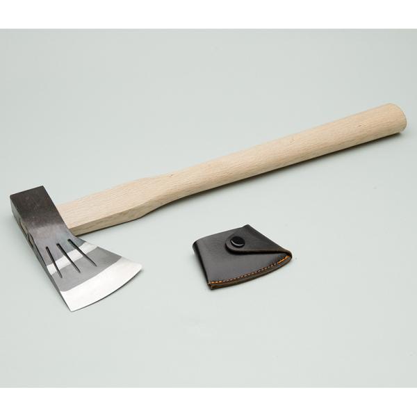 三条鍛冶の伝統の製法で確かな一品！研ぎ澄まされた職人の技の結晶！商品特徴・薪を小割するのに便利・比較的軽量で、振りやすい斧です・頭部：450g・木柄：390mm