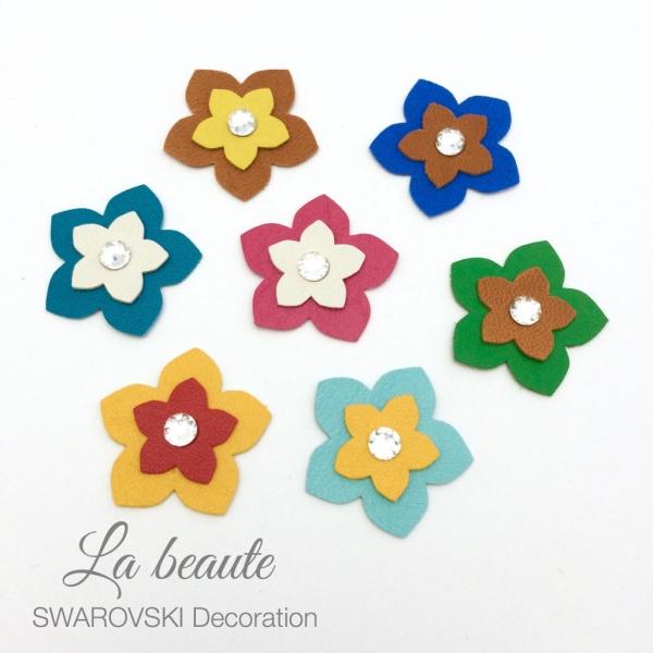 本革とスワロフスキーを使用したデコパーツです。シールになっているから、貼るだけ簡単！素材にこだわったデコレーションがお手軽に楽しめます。薄いレザーを使用しているため、スマホなどに貼っても邪魔になりにくく、取れにくいのが特徴です。他のレザーパ...