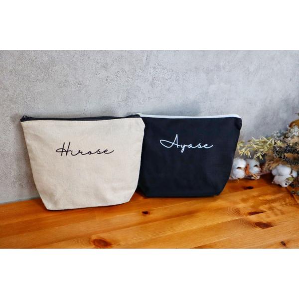 こちらは 綿100%のしっかりした生地のポーチです。Simpleですがさりげなく名前が入っており子供はもちろん大人でも使って頂けます。コスメポーチや小物入れにしたり、マチがあるポーチなのでおむつポーチにするのにもピッタリです☆おむつが3枚か...