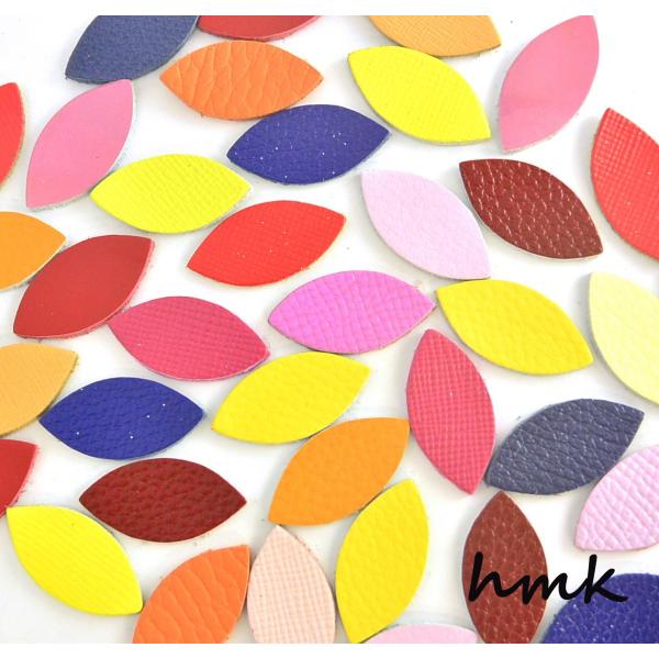レザークラフト 葉 はっぱ型 ランダムカラーミックス10枚入り定番の人気素材です。カラーはランダムにミックスアソートしております。他のレザーパーツと組み合わせアレンジに最適☆素材：牛革、豚革、スエード等サイズ：約2.7cm×1.3cmデコレ...