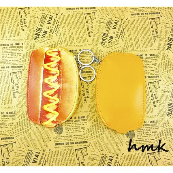 ホットドッグをPUにプリントしポーチ（小物入れ）にしました。コインケースとしても化粧品小物入れとしてもOKです。プレゼントにもおすすめ☆SIZE:約14.0cm×8.5cm正面：ホットドッグ裏面：無地品番：PP01165-88※ファスナーは...