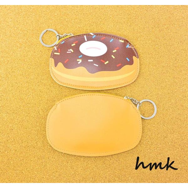 横向きドーナツをPUにプリントしポーチ（小物入れ）にしました。コインケースとしても化粧品小物入れとしてもOKです！プレゼントにもおすすめですよ☆SIZE：約9.0cm×約13.5cm正 面：ドーナツ裏 面：無地品番：PP01163-88※フ...