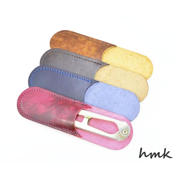 たつの産ヌメ革をアンティークに加工した糸切りばさみケースおしゃれアイテムで作品作りも気分が上がります♪素材のヌメ革、アンティーク加工を施しており、一枚一枚を手加工で仕上げております。商品は一つ一つフェイスが違い、個性的です。ベースはヌメ革の...