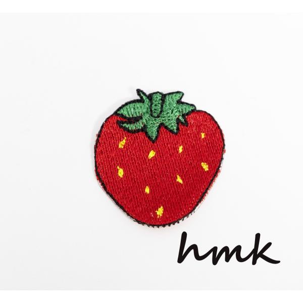 アップリケ 刺繍ワッペン いちご（苺）ストロベリー　大1枚入りアイロンで接着可能でバッグやポーチ、お子様の持ち物など貼って可愛くアレンジしていただけます。ハンドメイドに最適です。SIZE：縦 約4.0cm×横 約3.7cm数 量：1枚入り素...