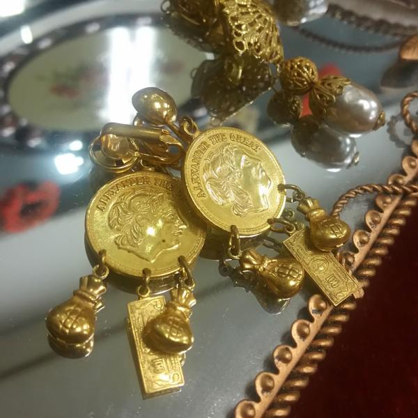 コスチューム・ジュエリーブランドの最高峰"Miriam Haskell"(ミリアム・ハスケル）のイヤリング。1970〜90年代に先代がアメリカで買い付けたものですが、ユーズドではありません。ヴィンテージですので、多少の曇り、傷、メッキのくす...