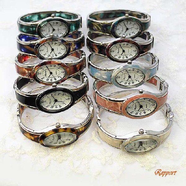 人気のオーバルバングルウォッチ、シルバーフレームのスリムタイプです。◆サイズ：時計部分縦約3.2cm 横約2.4cm　バングル内周約16.5cm◆ケースの素材：ステンレス◆バンドの素材：合金　合成樹脂　ロジウムメッキ◆ムーブメント：日本製ク...