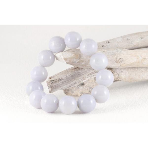 ミャンマー産ラベンダー翡翠(ジェダイト)の18ミリ大玉ブレスレットです。ラベンダー翡翠は、翡翠の中でも産出量が少なく、コレクターや愛好家からも注目される色合いです。こちらは淡い紫色を基調としながら、珠ごとに色の濃淡に個体差が見られます。白色...