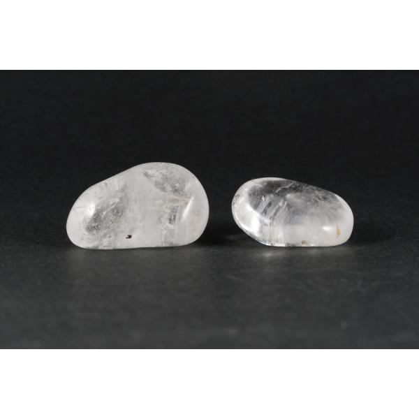 乙女鉱山産水晶原石 磨き2個セットです。乙女鉱山は1981年に閉山しましたが、山梨県北部の牧丘町にかつてあった鉱山です。こちらの水晶は全体を磨いたもので、表面は艶がありますが原石の名残で凹凸があります。内部には不純物を含んでいたり、クラック...