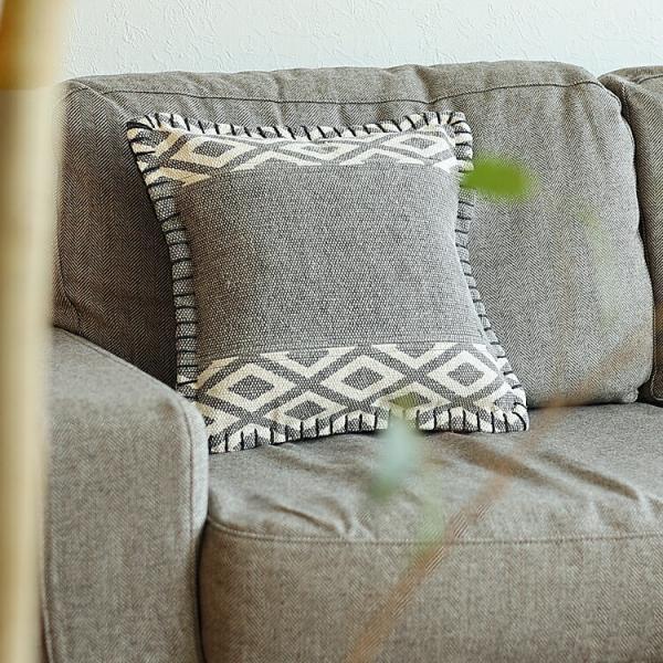 サイズ   45cm×45cm素材     コットン100％備考     ※こちらのページは、クッションカバー単品の販売ページです。※ドライクリーニング可※ハンドメイド品により、個体差のある商品となります。予めご了承下さい。※強い摩擦、水濡...