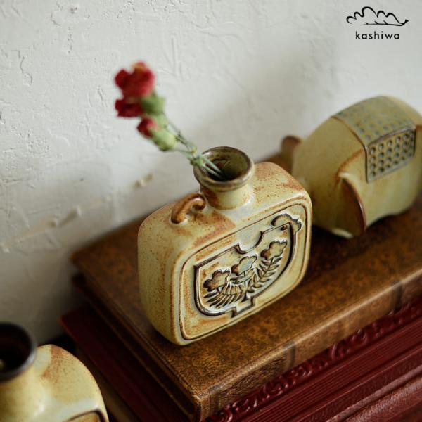 サイズ：幅 11cm × 奥行き 4cm × 高さ 10cm梱包サイズ：幅 12cm × 奥行き 11cm × 高さ 5cm素材：陶器重量：約210g備考 ※日本製※こちらの商品は手作りのため、サイズ、風合い、色味などが画像と異なる場合がご...