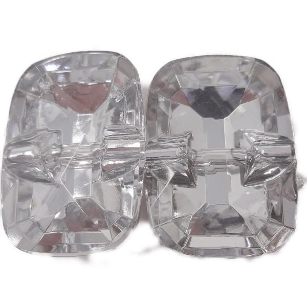 【当日出荷商品】<br>サイズ 1.6×2.4cm_2個入り色 クリスタルとても珍しいクリスタルのビジューボタンです。リメイク予定の衣服のボタンを、この「ビジューボタン」に付け替える形でリメイクに使用して下さい。ボタンを替えるだ...