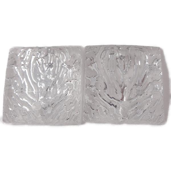 【当日出荷商品】<br>サイズ 1.4cm×1.4cm_4個入り色 クリスタルクリスタルのビジュー（アクリルビーズ ラインストーン）です。両脇に穴が２つ空いていますので、こちらから縫いつける形でリメイク・手芸にご利用ください。キ...