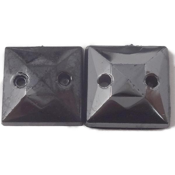 【当日出荷商品】<br>サイズ　0.8×0.8cm_16個入り色 黒（ブラック）黒（ブラック）のビジュー（アクリルビーズ ラインストーン）です。両脇に穴が２つ空いていますので、こちらから縫いつける形でリメイク・手芸にご利用くださ...