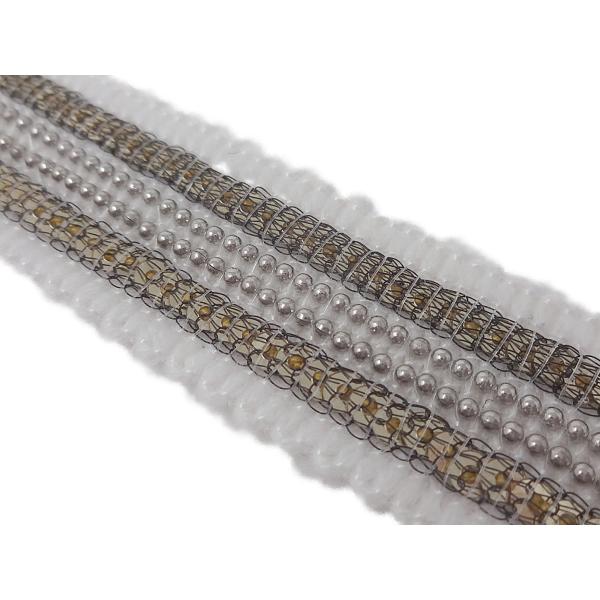 【当日出荷商品】<br>サイズ 幅2.0cm×長さ2ｍ巻き色 白（ホワイト）中央に配置されたビーズと両脇のスパンコールがとてもカワイイブレードです。※商品紹介動画では手芸用両面テープを使用しておりますが、両面テープは商品に含まれ...