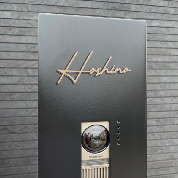 【商品特徴】【横幅サイズ】Sサイズ：約W110mm（5英字以内）Mサイズ：約W150mm（8英字以内）Lサイズ：約W200mm（11英字以内）※縦幅サイズは書体・文字数により変動。【素材】SUS304ステンレス板（t2mm）+クリアアクリル...