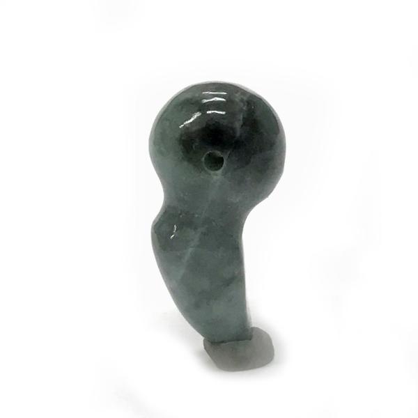 ☆「宝石質翡翠」としてその質の高さが評価されている糸魚川翡翠・姫川産の勾玉です。 翡翠(ヒスイ)は古くから洋の東西を問わず色々な民族が「魔法の石」と崇めてきた鉱物です。 沈着さと忍耐力を養い、災いから身を守る力があるとされているパワーストー...