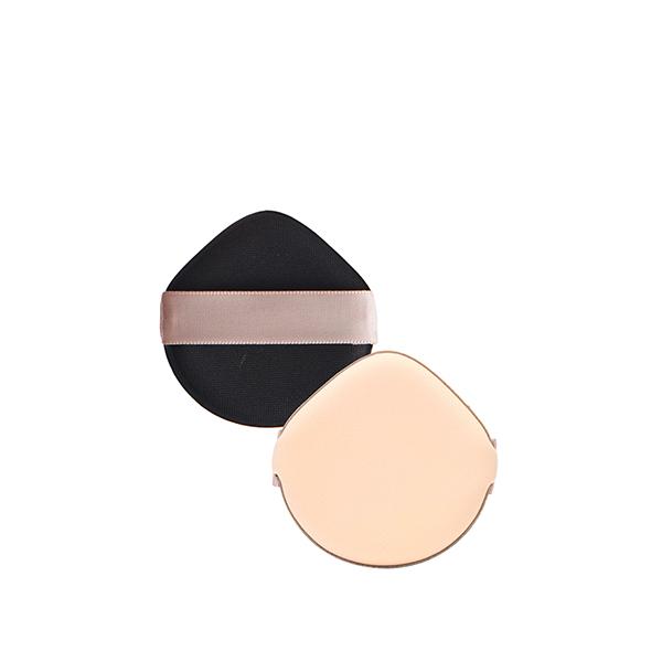 広い面や細部までも使いやすいしずく型パフで、ファンデーションをムラなくきれいに仕上げます。