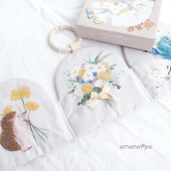 可愛らしい動物たちが花束を届けるデザインの布絵本です。赤ちゃんが楽しめる仕掛けがいっぱい！触ったり、めくったり、パリパリと音を楽しんだりできます。また、リボン結びの練習もでき、成長に合わせて長く遊べます。この絵本は、インテリアとしてお部屋に...