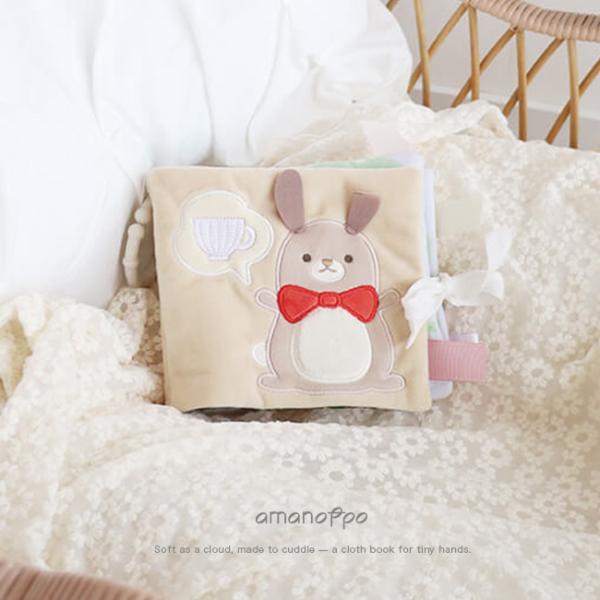 うさぎたちの、いちごのお茶会へようこそ！ふんわりやさしい布えほん。今日はうさぎさんたちが集まって、甘いいちごのデザートでお茶会の日。ページをめくるたびに広がる、あたたかな世界とふれあいの時間。五感を刺激し、親子のコミュニケーションを育む、赤...