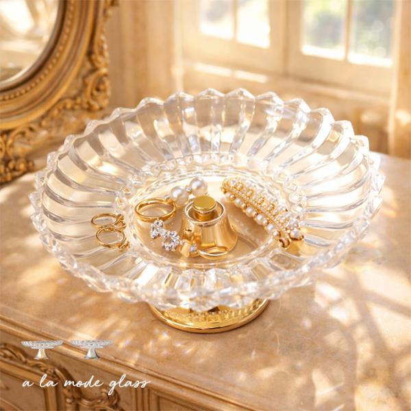 ■空間に華やぎが生まれるガラス面が光を受けて、やわらかくきらめくアラモードグラスのコンポートです。シンプルでありながら存在感があり、置くだけで空間に上品な華やぎを添えてくれます。日常のインテリアを、少し特別な雰囲気に整えます。■飾るだけで美...