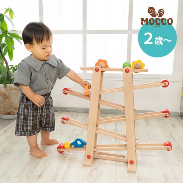 転がすたびに広がる笑顔と学び。●コロコロ、くるくる、夢中になる動き車・花・ボール型の3種類のコマが、左右にスイスイ転がる様子にお子さまも釘づけ！目で追いながら、音や動きを楽しむことで自然と集中力や注意力を育みます。●遊びながら育む「考える力...