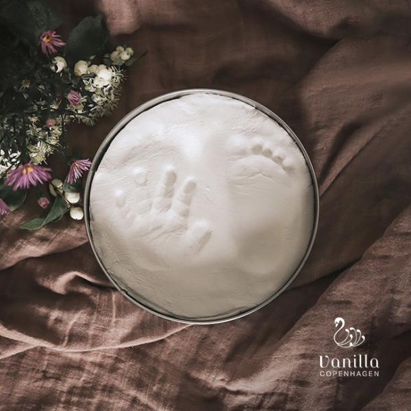 バニラコペンハーゲン ハンド＆フット プリントボックス出産祝い 足形 手形アート 粘土 ねんど キット ギフト 贈り物 新生児 出産 記念 手形 足形アート セット赤ちゃんの手形や足形を残せるおしゃれなメモリアルセット。 柔らかい粘土で簡単...