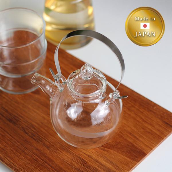 コロンとした愛らしく美しい形状が特徴的の耐熱ガラス製のポット。透明な本体にステンレス製の取っ手が、在るだけで美しいデザイン。約250ml（1人用）のお茶が楽しめるミニサイズ。カフェや和菓子屋さんなどの業務用としてもおすすめです。1991年に...