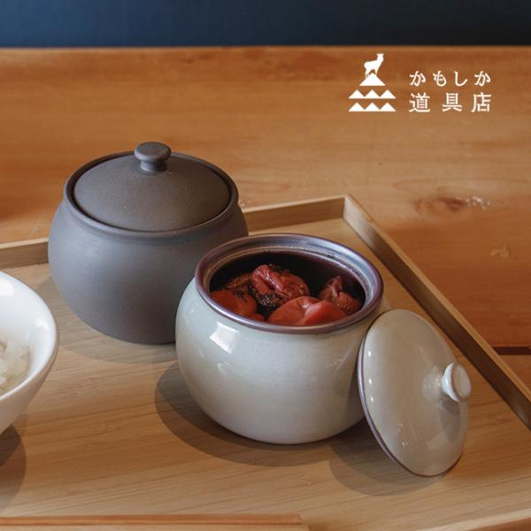 ■食卓で「ごはんの供」を保存・提供できる専用容器梅干しや漬物、佃煮などの保存と提供に適した蓋付きの器です。冷蔵庫からそのまま食卓へ出し、食事の引き立て役として活用できます。■丸みを帯びた形状と陶器の質感が食卓に馴染む「ころんとまるい」形状が...
