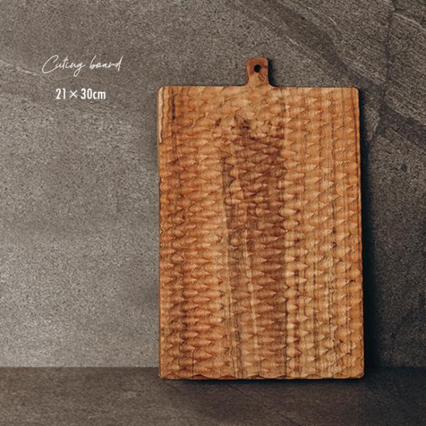 サービングボード かわいい 可愛い スクエア ハンドメイド 木製まな板 持ち手 パン チーズ 盛り付け 木製 まな板 カッティングボード 大きめ キッチン カフェ カフェ風凸凹した彫刻が施されている面とフラットな面と両面使えるリバーシブルタ...