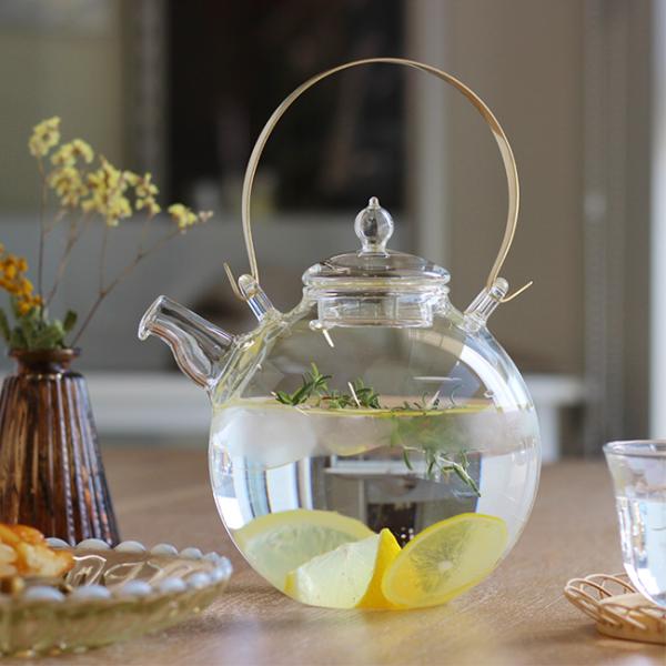 ■幸福感に包まれる日本製の美しいガラスポット「まんまるポット」という名の通り、コロンとした愛らしく美しい形状が特徴的です。透明度が高く、ポットの中の様子が見えるため、緑茶、紅茶、ハーブティー、お花のお茶、フルーツティー…などなど、いろんなお...