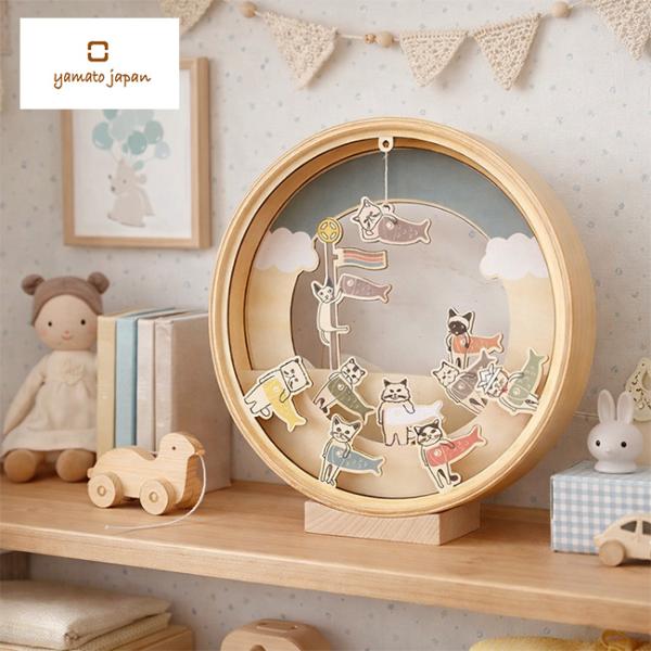 ■曲げわっぱを活かした木製こいのぼり飾り・日本の伝統文化「端午の節句」を、木の温もりで表現したこいのぼり飾りです。■三層構成で楽しむ端午の節句・鯉のぼりを中心に、CATSのキャラクターたちがにぎやかに祝うデザイン。・奥行きのある構成で、物語...