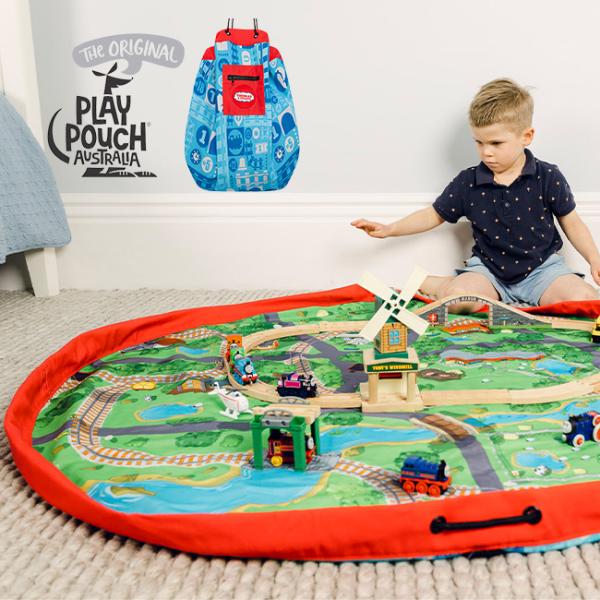 直径が140cmの大型サイズのプレイマット遊び終わった後もおもちゃは入れたまま、付属の紐を引っ張るだけで簡単お片付けができます。おもちゃを収納したままお片付けできるので、子供たちが楽しんだ後の片付けも簡単。内側には道路など、人気の子供向けテ...