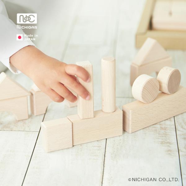 木材の持つ自然な魅力をそのまま活かした、ナチュラルでベーシックな積み木セット。岐阜県郡上八幡の匠たちが丁寧に作りました。小さな頃は積み上げたり、崩したりと、単純な動作から、木の質感や音など五感を刺激する遊びを楽しめます。図形が理解できるよう...