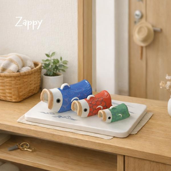 ■陶器のやさしさが伝わる、こいのぼりオブジェ・磁器ならではのなめらかな質感と落ち着いた色合い・見ているだけで心が和らぐ、ほっこりとしたデザイン■大・中・小が並ぶ立体感のある構成・コンパクトながら存在感のある季節オブジェです■飾る場所を選ばな...